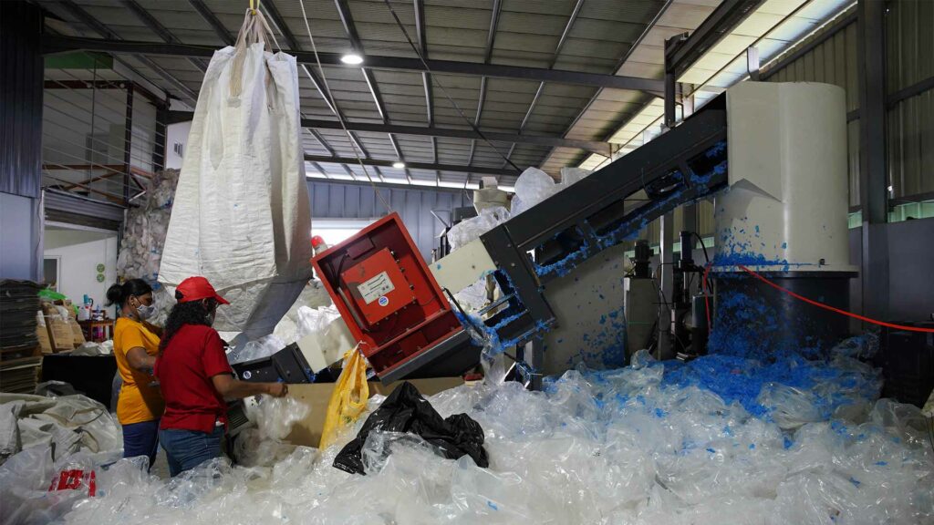 Stopover in Suriname, meeting with the country's only recycler ...